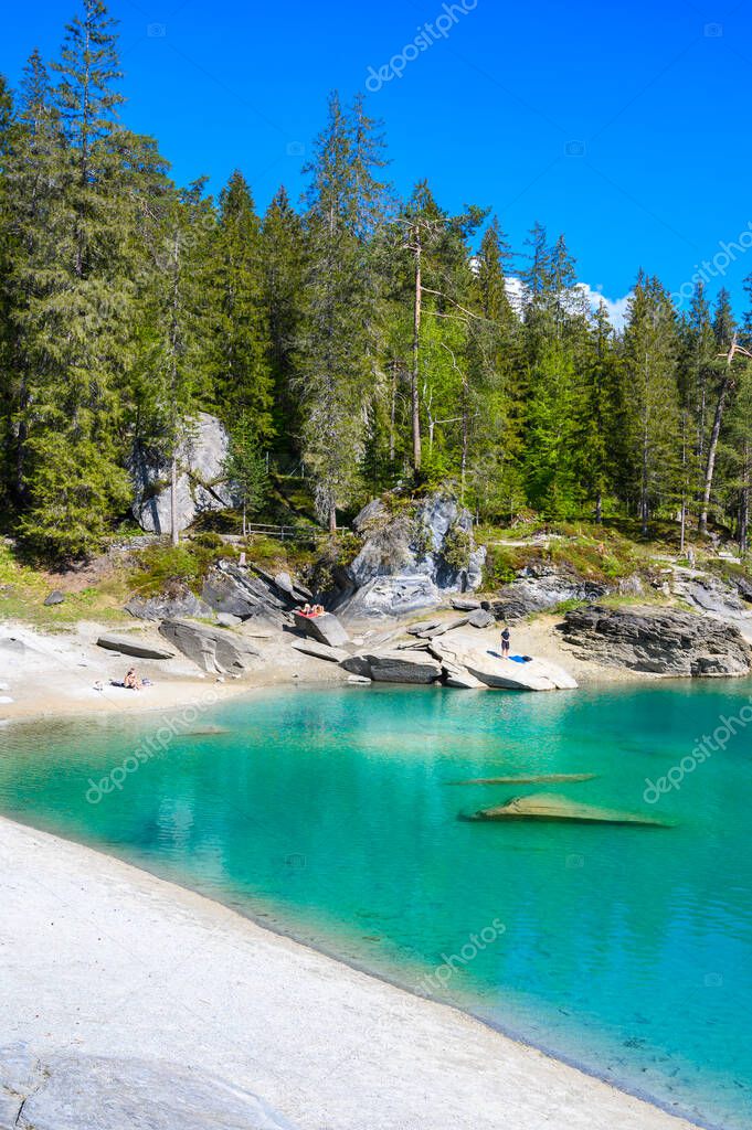 Playa paradis aca en la bah a del lago Cauma (Caumasee) con agua azul ...