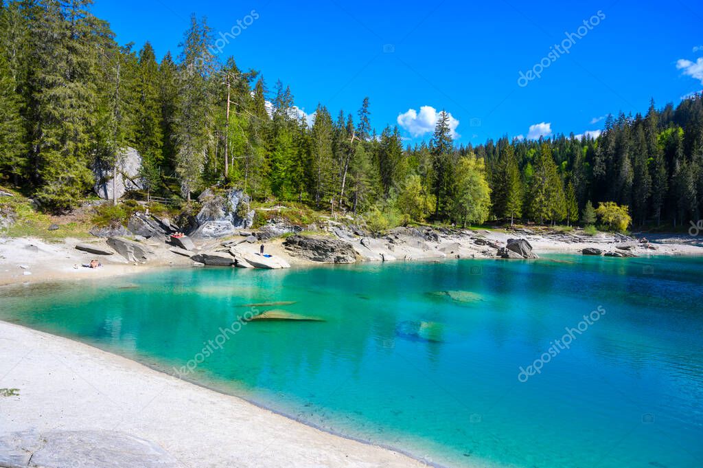 Playa paradisíaca en la bahía del lago Cauma (Caumasee) con agua azul ...