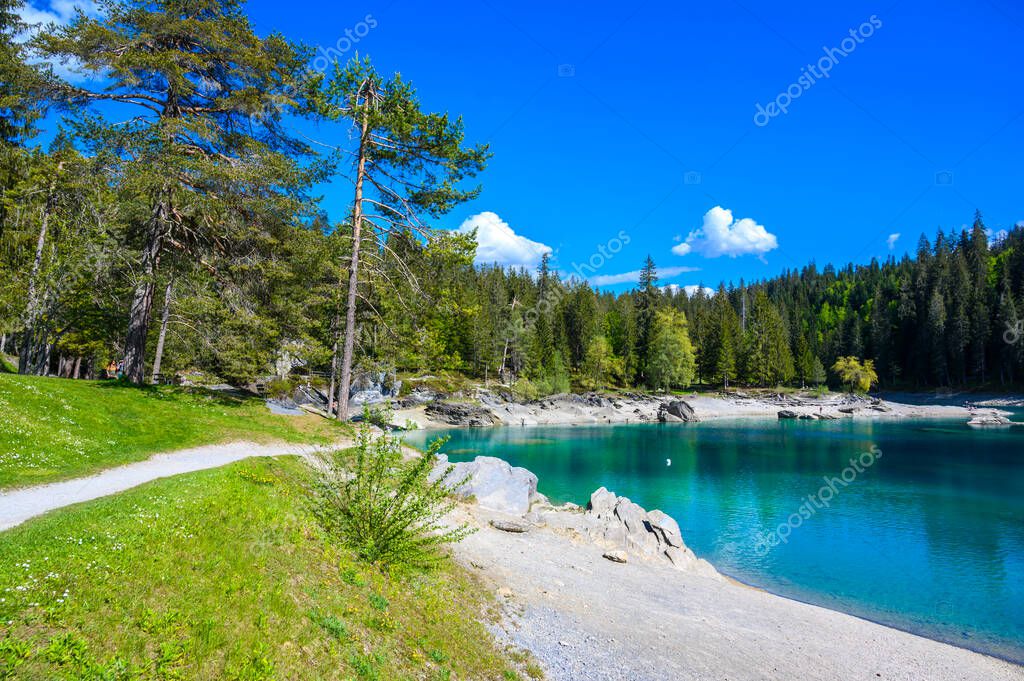 Playa paradisíaca en la bahía del lago Cauma (Caumasee) con agua azul ...