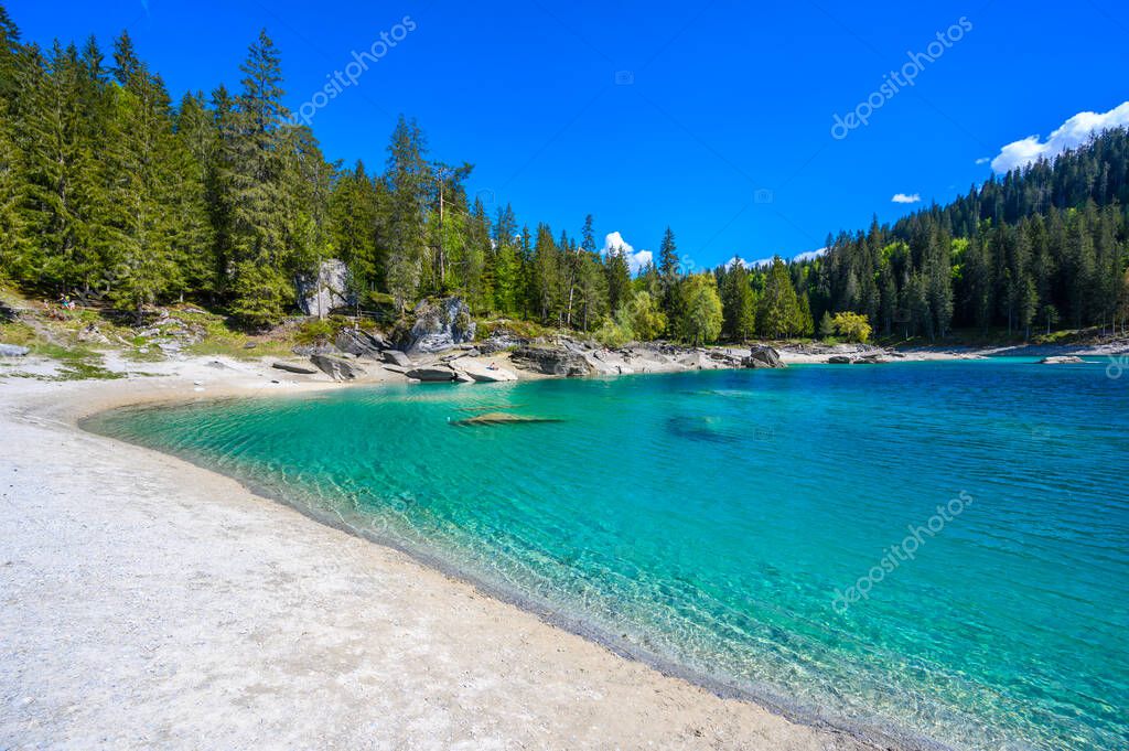 Playa paradisíaca en la bahía del lago Cauma (Caumasee) con agua azul ...