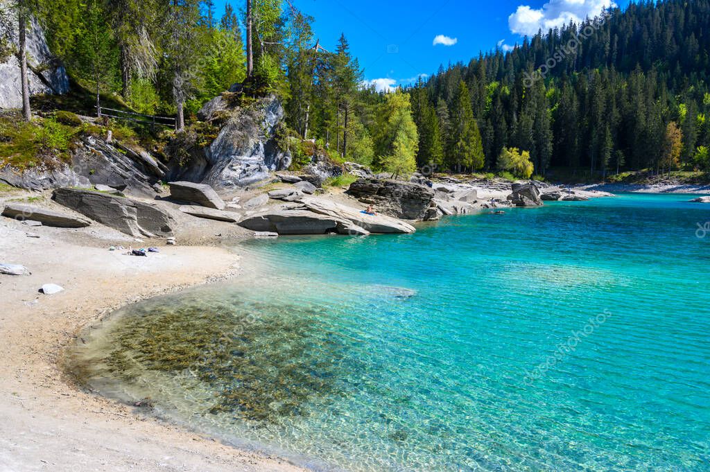 Playa paradis aca en la bah a del lago Cauma (Caumasee) con agua azul ...
