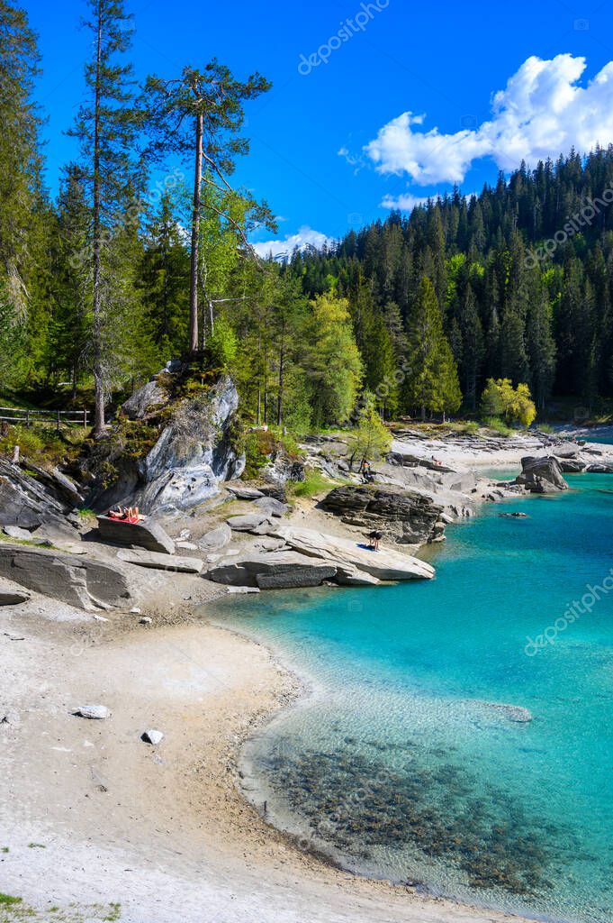 Playa paradis aca en la bah a del lago Cauma (Caumasee) con agua azul ...