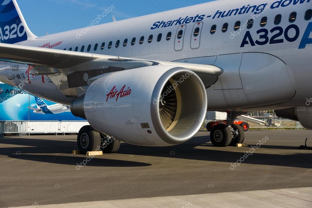 Gros plan du moteur jet avion airbus a320 — Photo éditoriale © S_Kohl ...