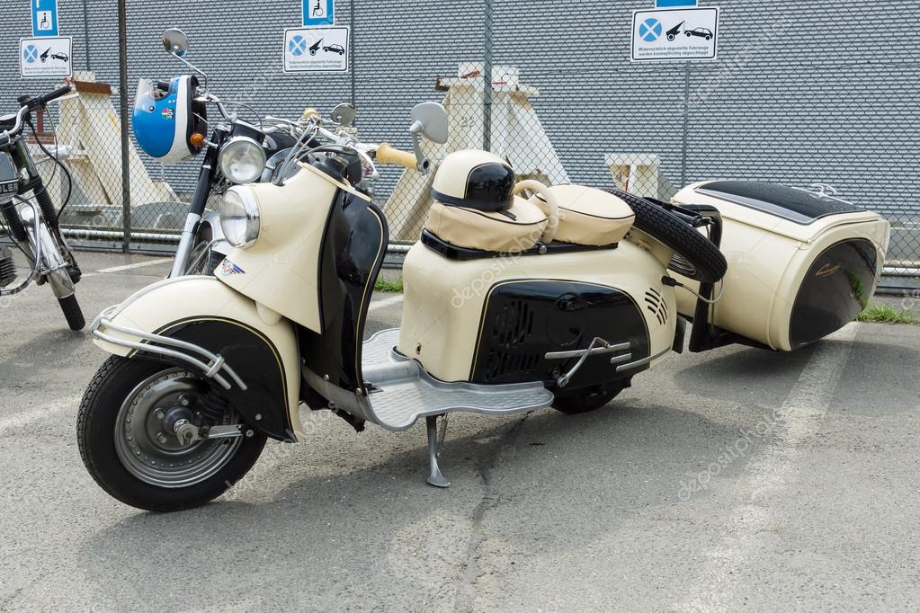 Berlin - mai 11: motorroller sr 59 berlin mit iwl-stoye campi ...