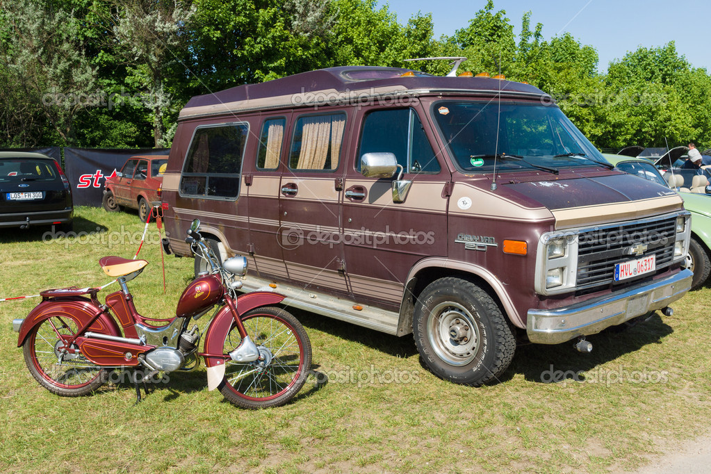 Full-size van Chevrolet Van G20 and moped Simson SR2 — Stock Editorial ...