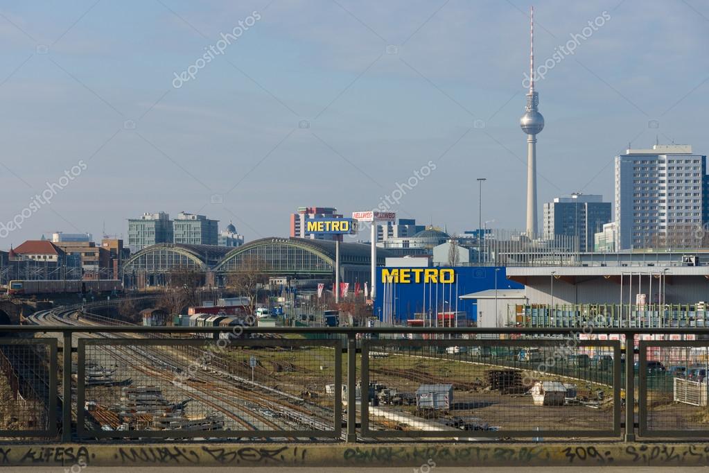 Vista del centro de Berlín, estación de tren Ostbahnhof, TV Tower y ...