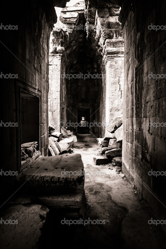 Light coming through the roof of the Angkor Temple Stock Photo by ...