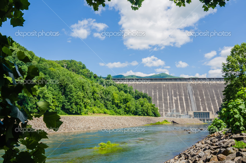 vistas de la presa hecha por el hombre en el lago fontana grandes ...