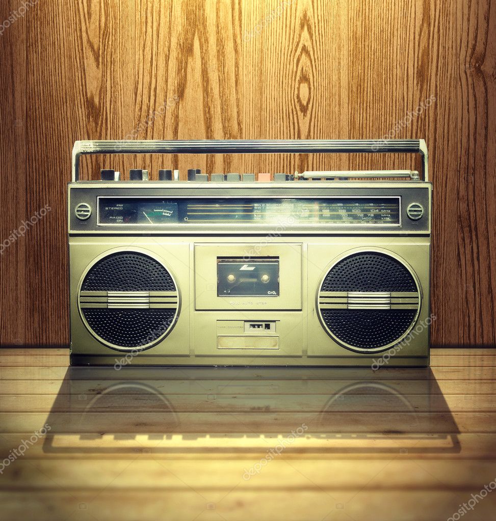 Reproductor estéreo vintage en fondo de madera. 2024