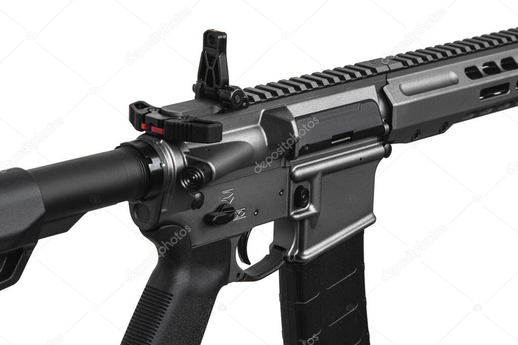 Primer plano del fusil automático moderno aislado sobre fondo blanco ...