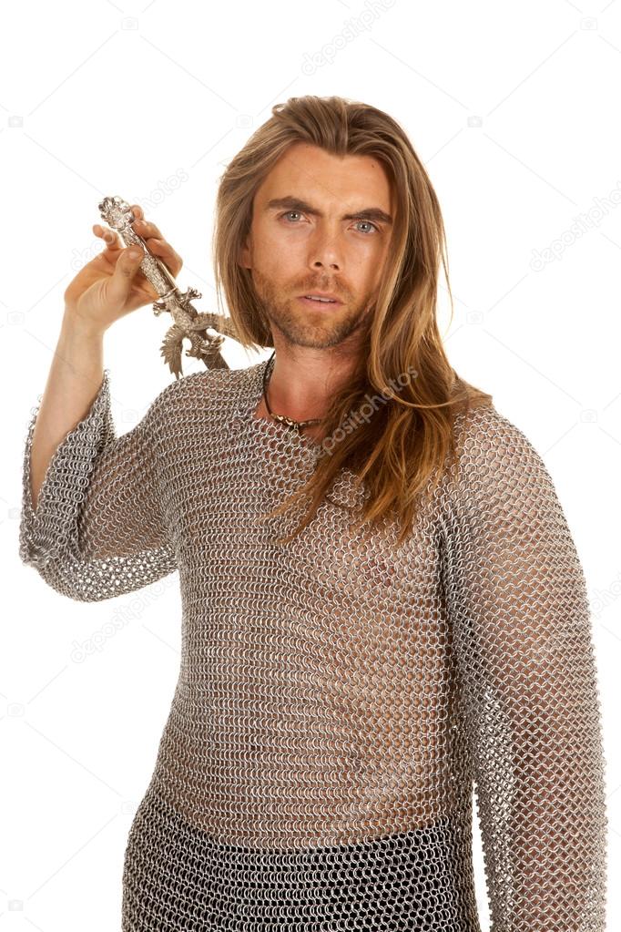 espada de malla hombre detrás de la espalda 2024