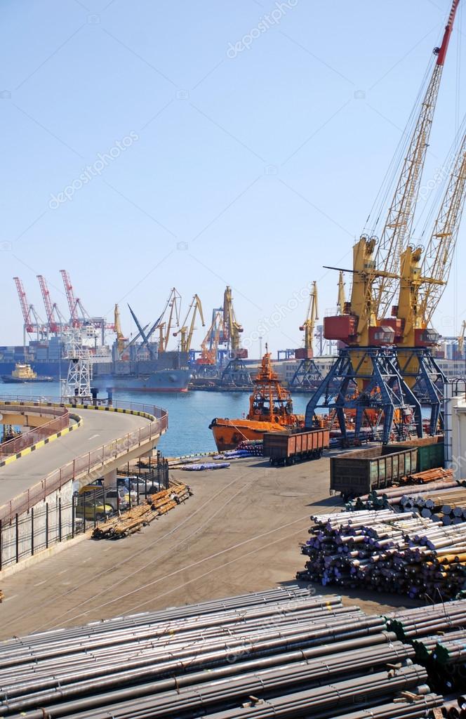 Navios porta-contentores de carga e gruas no estaleiro . — Fotografia ...