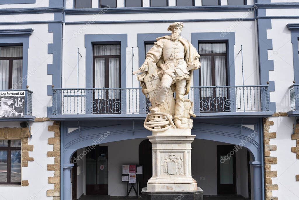 Getaria, España - 22 de marzo de 2022: Estatua de Juan Sebastián Elcano ...