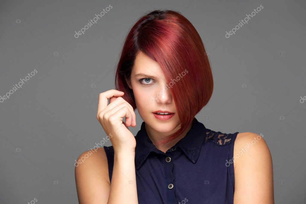 Elegante modelo de moda femenina con pelo rojo corto 2024
