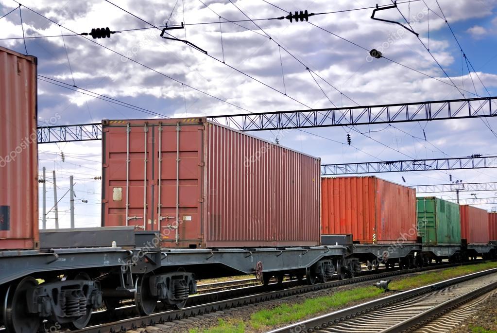 El tren transporta contenedores 2024