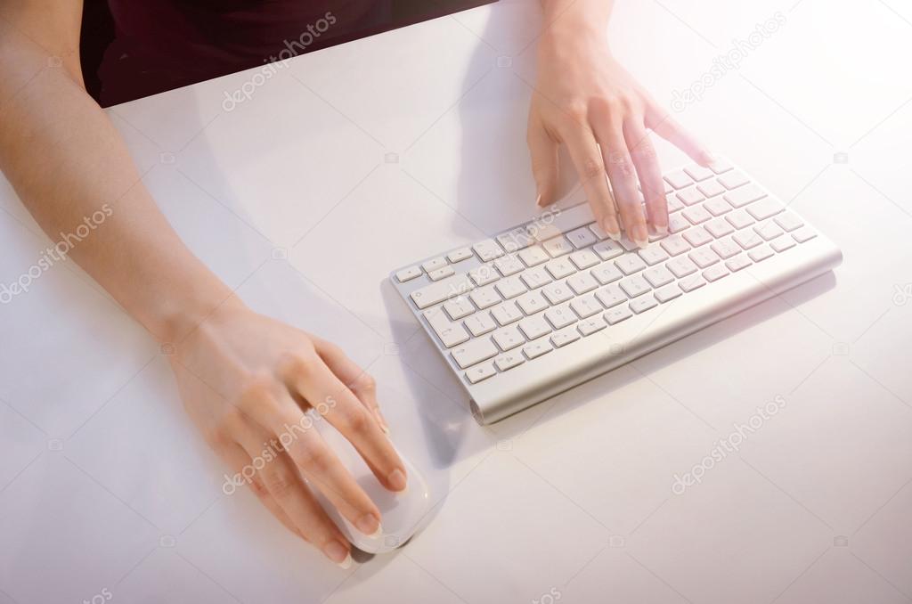 Female hands using mouse and keyboard Stock Photo by ©Variant 13185663