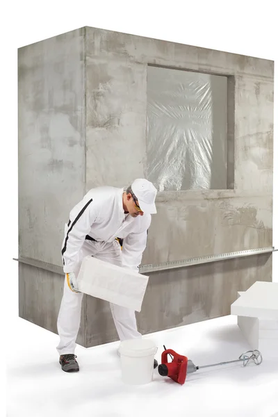 Obrero mezcla baldosa cubo adhesivo de agua — Foto de stock #12064796 ...