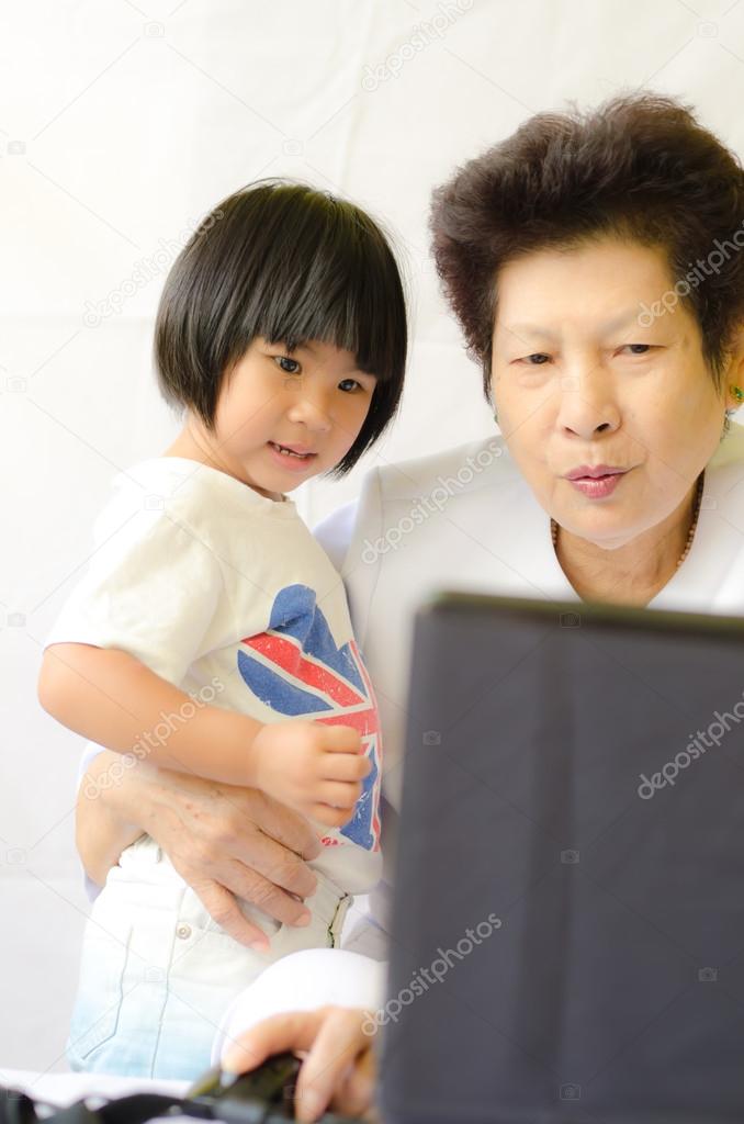 Old woman with girl using laptop computer – Stock Editorial Photo ...