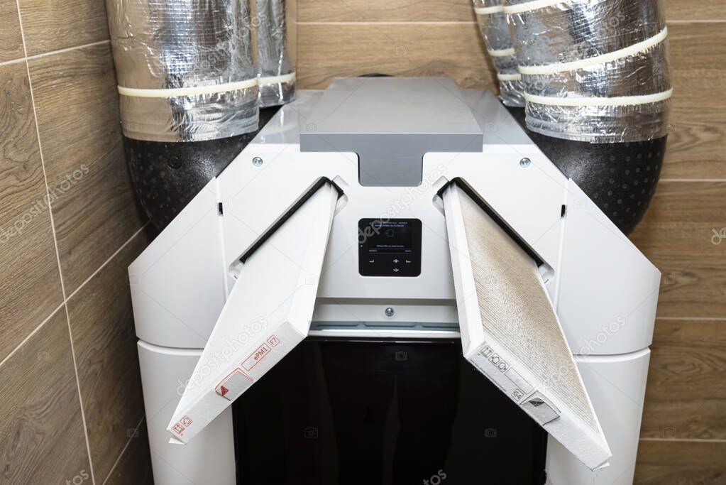 Inicio ventilaci n mec nica con recuperaci n de calor colgando en la pared, filtro G4 sucio ...