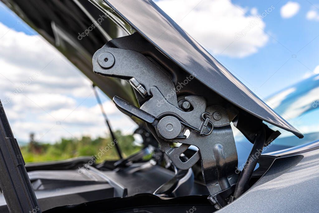 Bisagras de capó masivas que forman parte de un sistema de capó activo ...