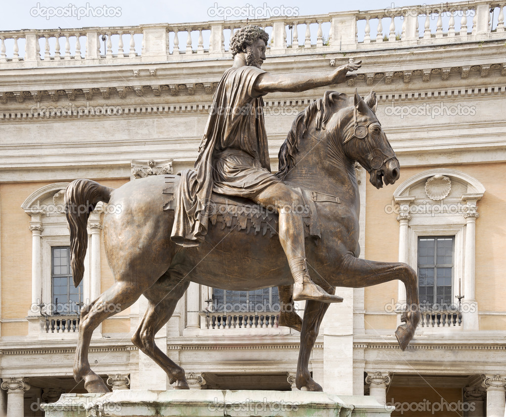 Statue équestre de Marc Aurèle sur la place du Capitole. Rome image ...
