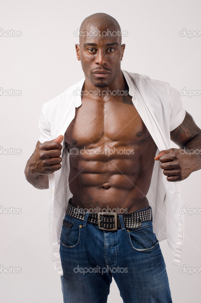 Culturista fuerte con abdominales, hombros, bíceps, tríceps y pecho ...