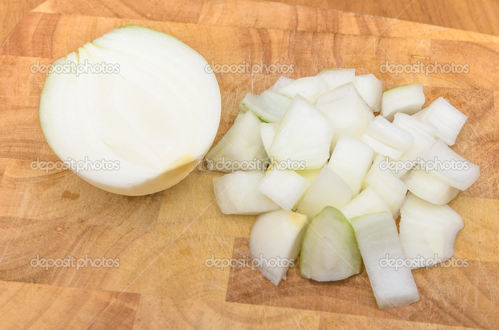 A half of onion and chopped onion on chopping block — Stock Photo ...