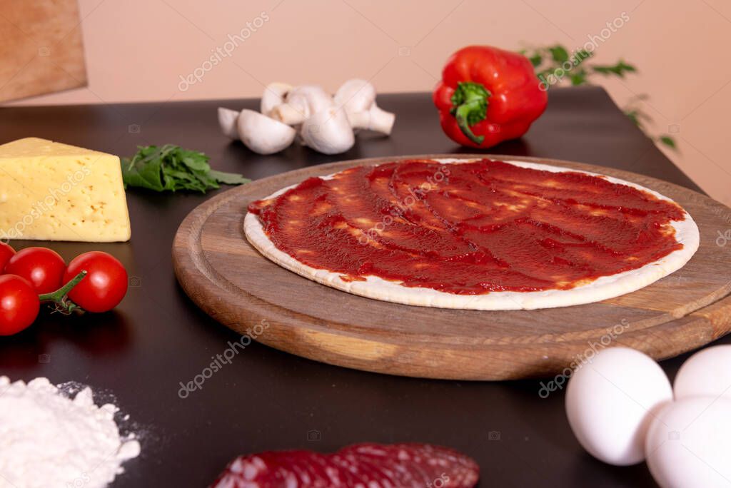 Proceso de elaboración de pizza. La base de masa de pizza. Pizza casera ...