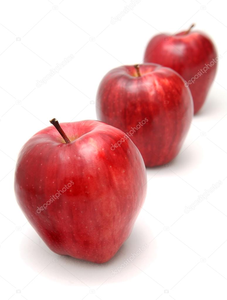 Tres manzanas rojas orgánicas deliciosas 2024