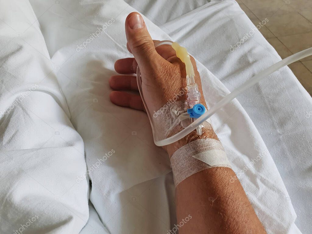 Catéter venoso periférico en la vena de la mano humana. Terapia médica ...