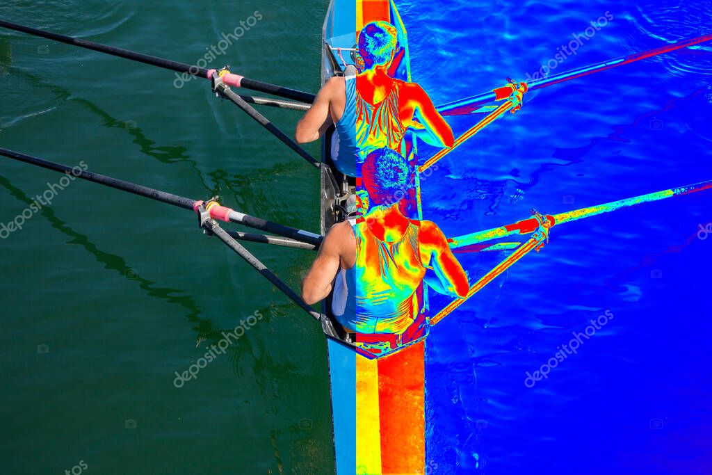 Imagen real y térmica de dos remeros en un barco, remando en el ...