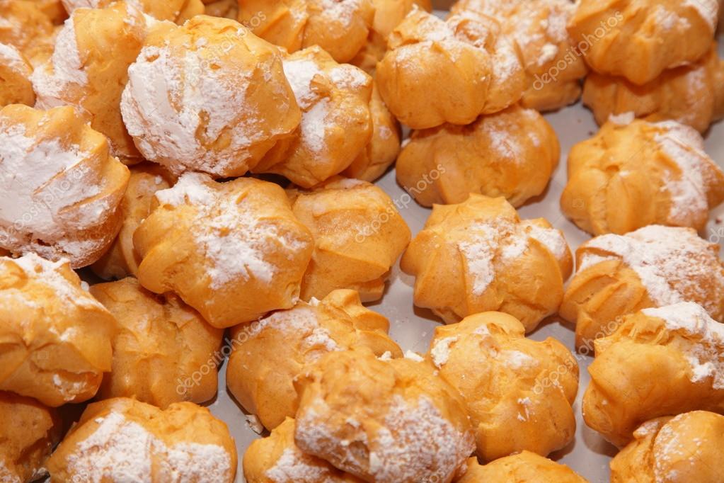 Bollos de pastelería choux profiteroles con crema batida — Foto de ...