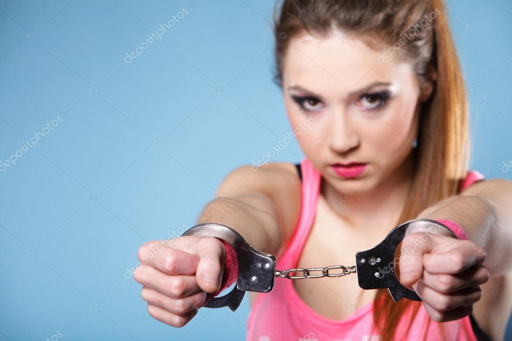 Crimen Adolescente Chica Adolescente Esposada Fotografía De Stock © Voyagerix 24506513
