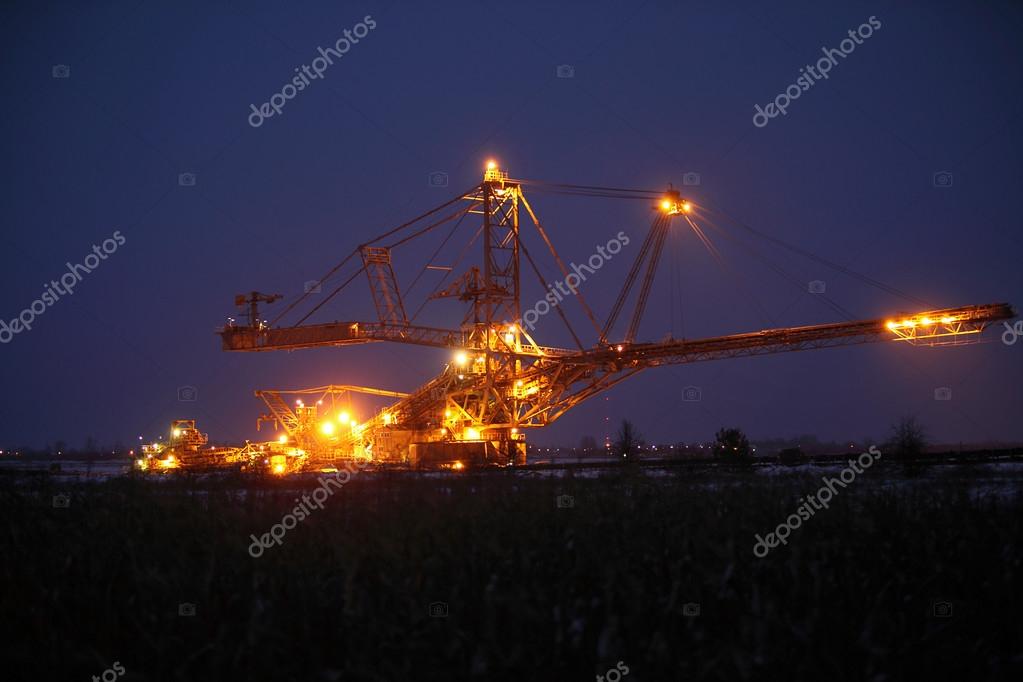 excavadora gigante en una noche a cielo abierto de carbón 2022