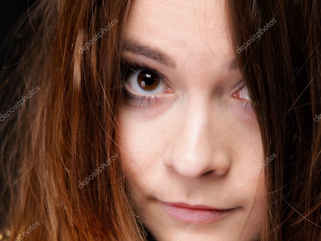 Primeros planos mujer cubre la cara por largos pelos marrones 2023