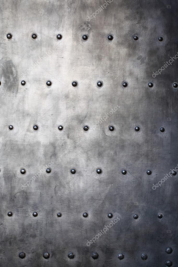 Placa de metal negro o textura de armadura con remaches 2024