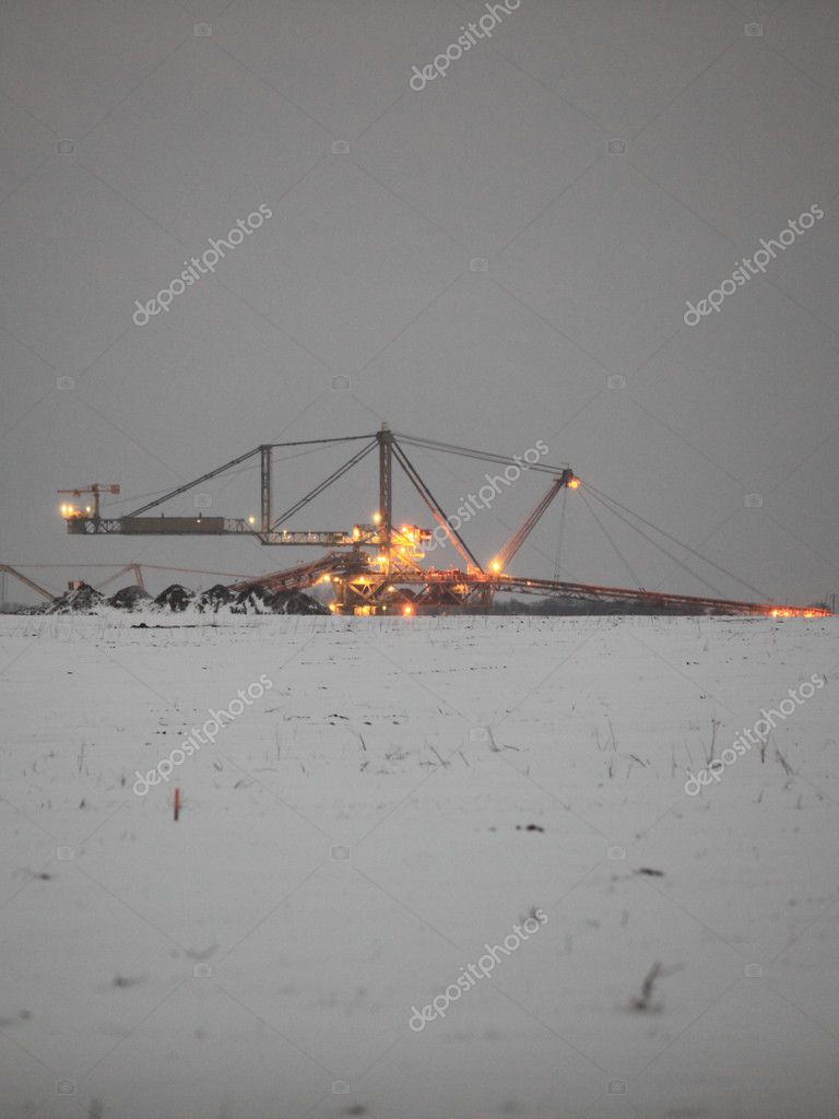 excavadora gigante en una noche a cielo abierto de carbón 2023
