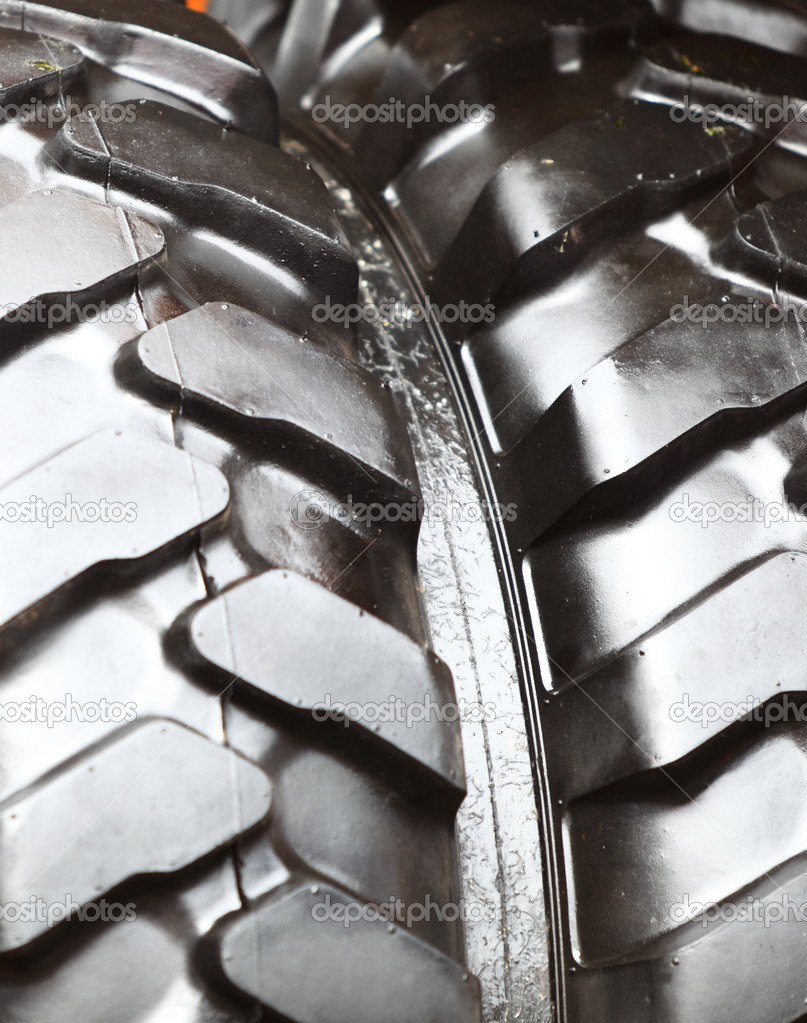 Vista detallada de la textura del neum tico nuevo veh culo pesado 2024