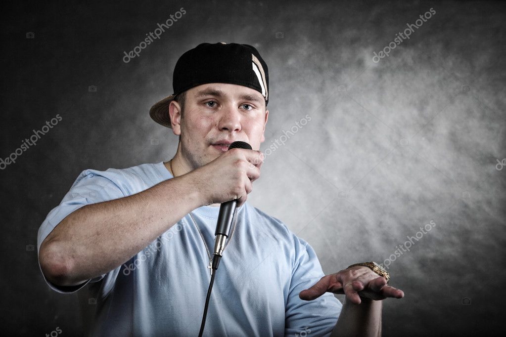 Rap cantante hombre con micrófono fresco gesto de la mano 2023