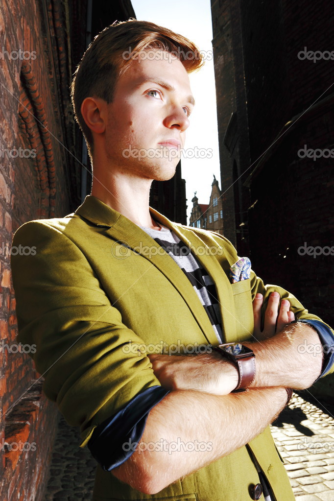 Joven hombre guapo en la calle, casco antiguo de Gdansk 2023