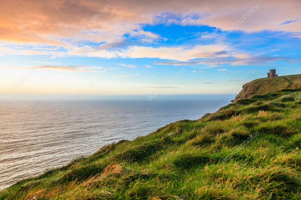 Acantilados de Moher al atardecer - O Briens Tower in Co. Clare Ireland ...