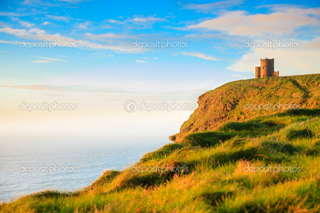 Acantilados de Moher al atardecer - O Briens Tower in Co. Clare Ireland ...