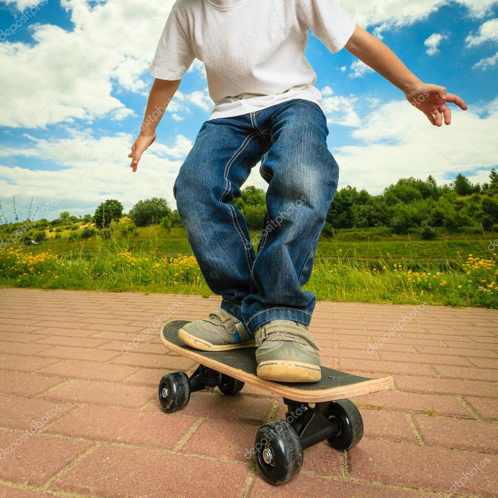 chico patinador con su patineta. actividad al aire libre — Foto de ...