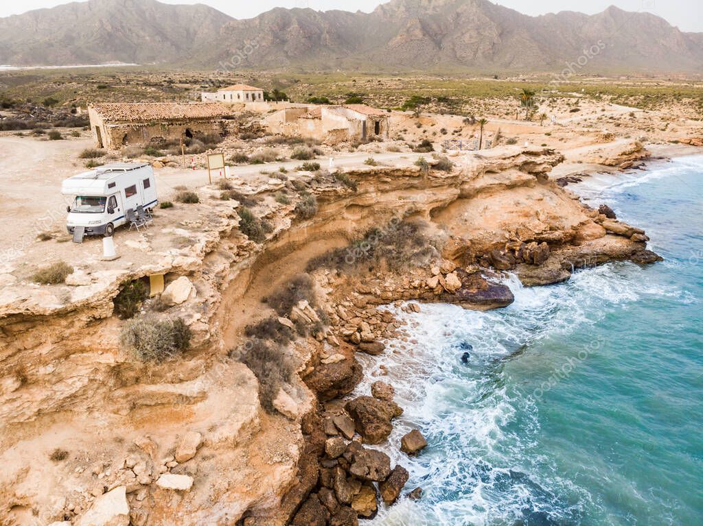 Caravana acampando en la costa del acantilado. Región mediterránea de ...