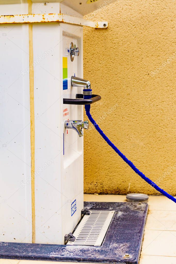 Servicio de caravanas. Rellenar el tanque de agua autocaravana rv ...