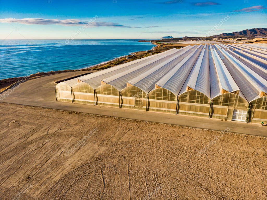 Vista aérea de costa española con invernaderos comerciales. Agricultura ...