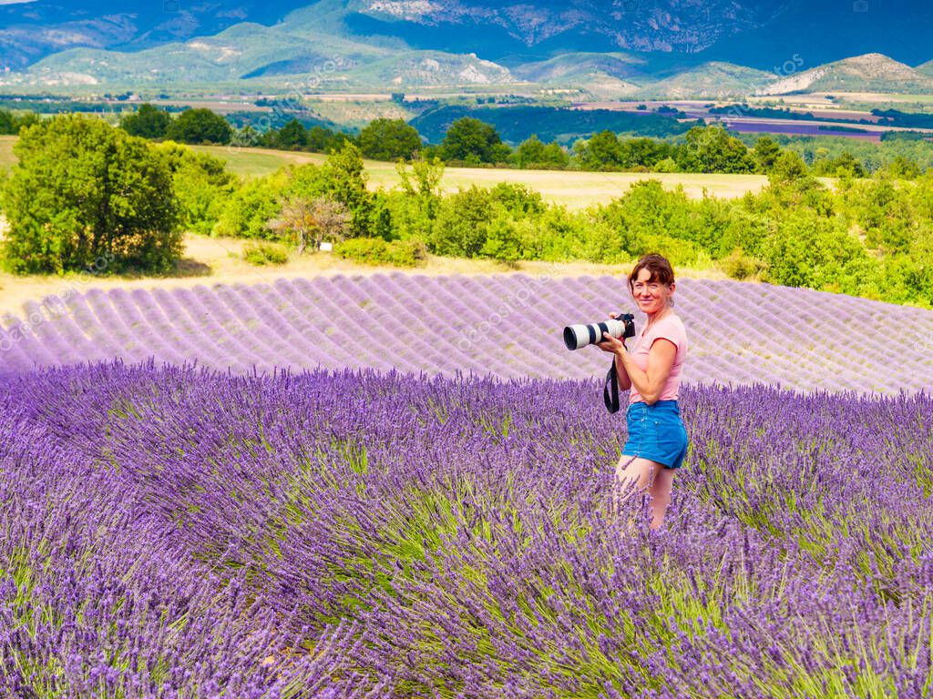 Mujer turista madura con cámara tomando fotos de viaje del paisaje de ...