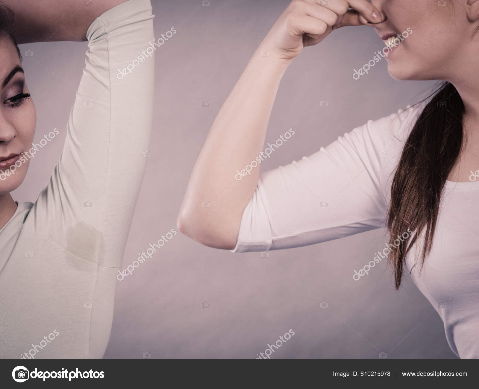 Frau Die Nasse Achseln Hat Riecht Ihren Freund Der Stinkt – Stockfoto ...