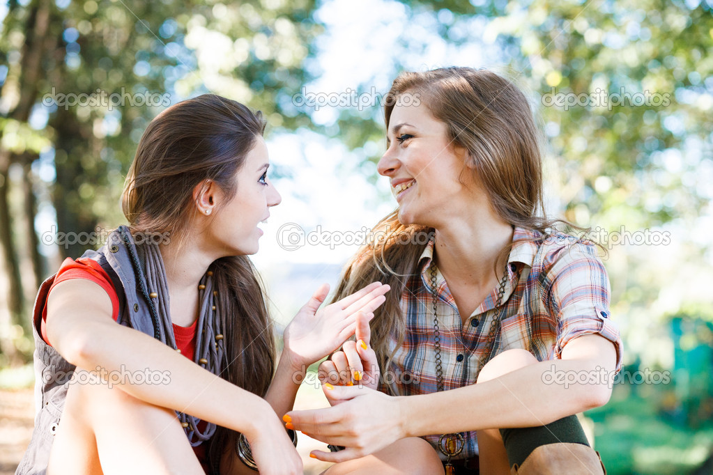 Dos amigas hablando al aire libre — Foto de stock © savageultra #20405817
