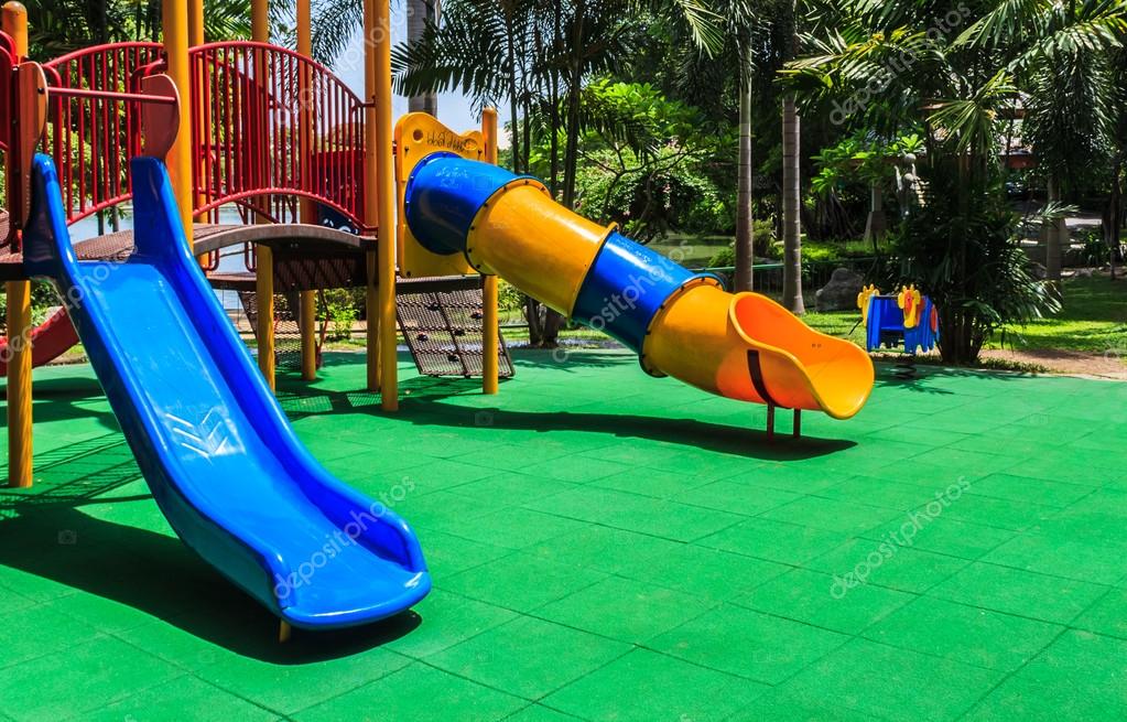 Colorido parque infantil en piso de goma elástica verde para niños en ...
